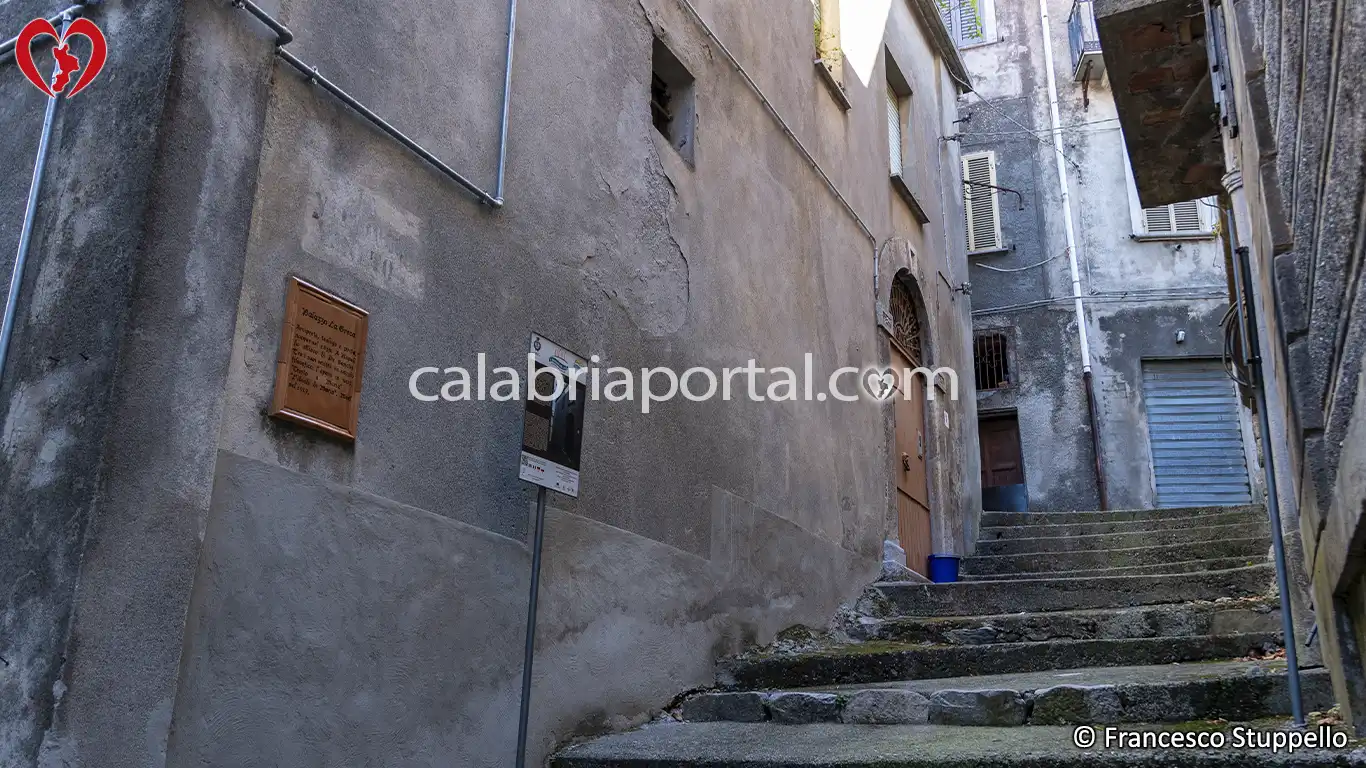 Portali e Palazzi Storici di Santa Domenica Talao