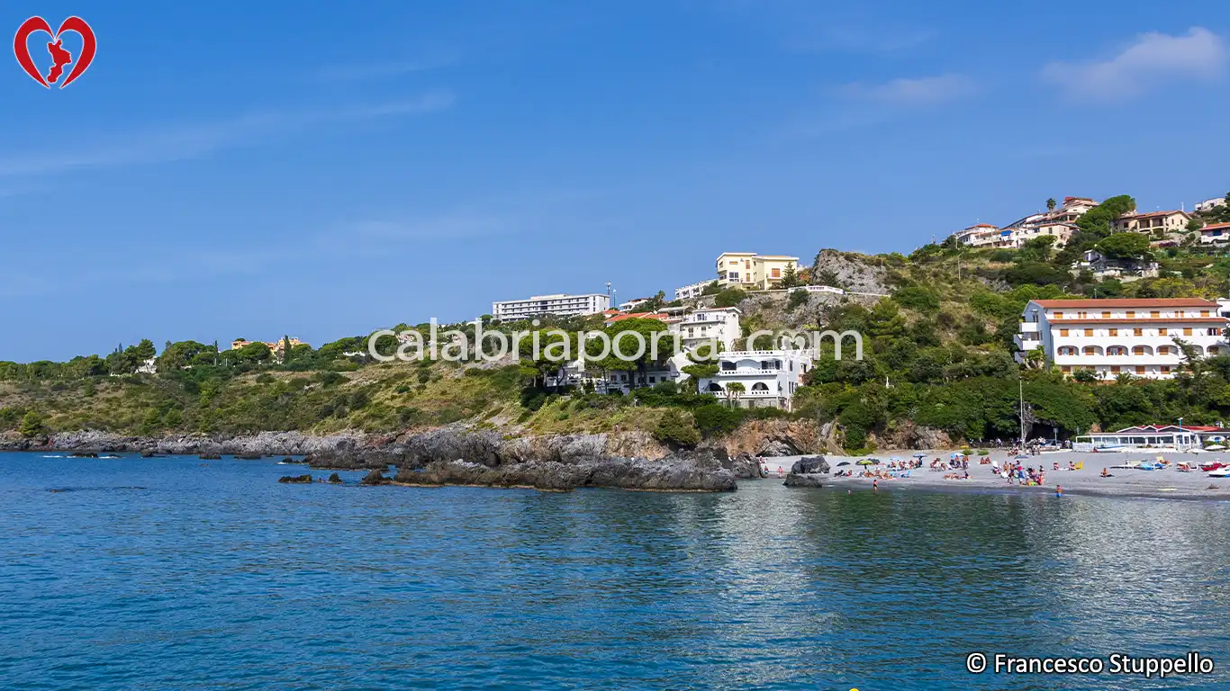 Spiaggia e Scogli dell'Ajnella a Scalea: mare e turismo