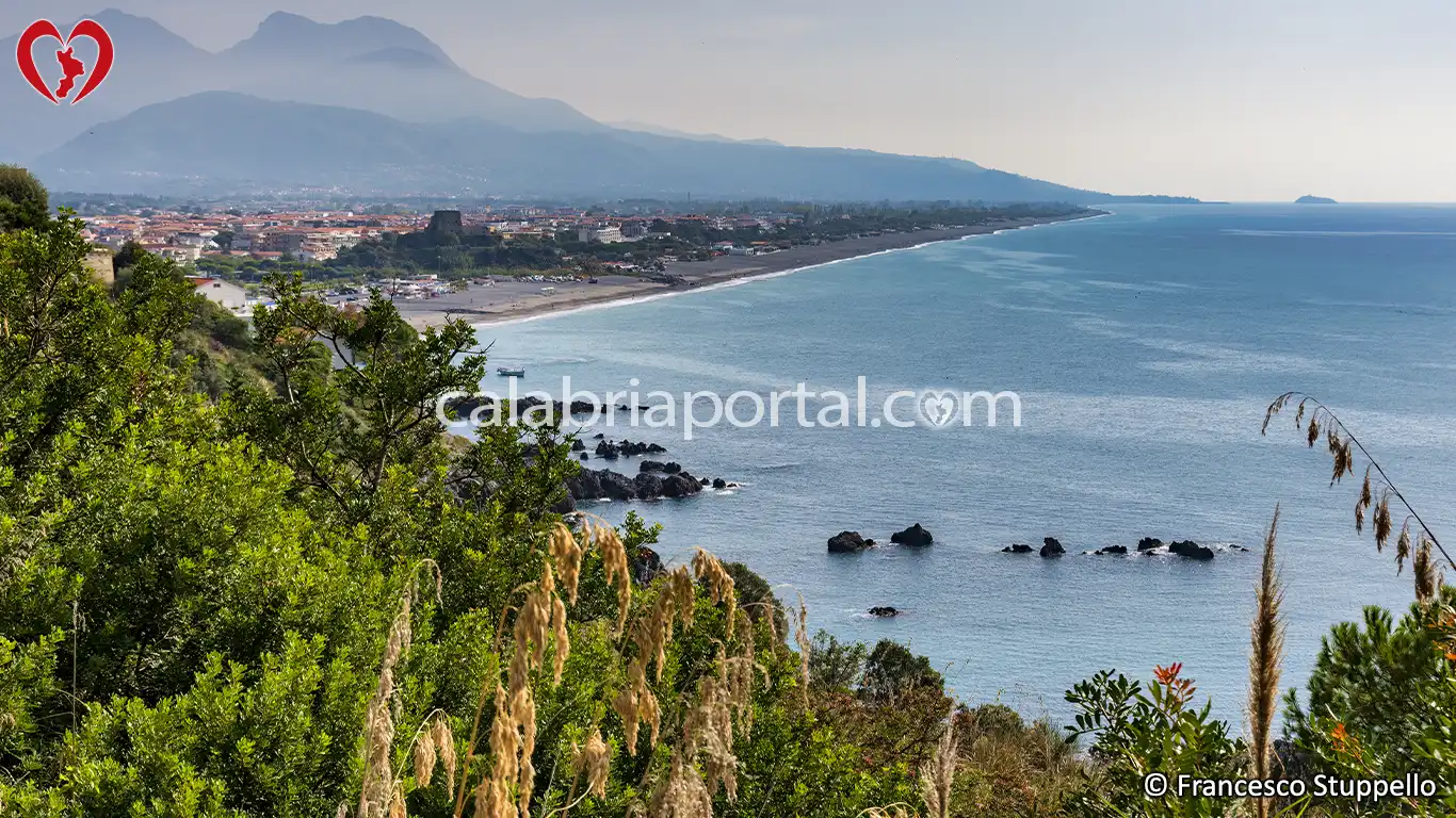 Spiaggia e Scogli dell'Ajnella a Scalea: mare e turismo