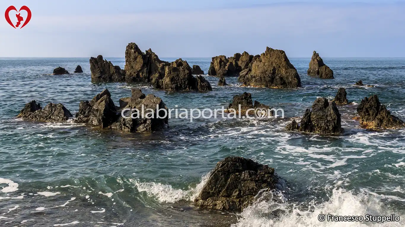 Spiaggia e Scogli dell'Ajnella a Scalea: mare e turismo