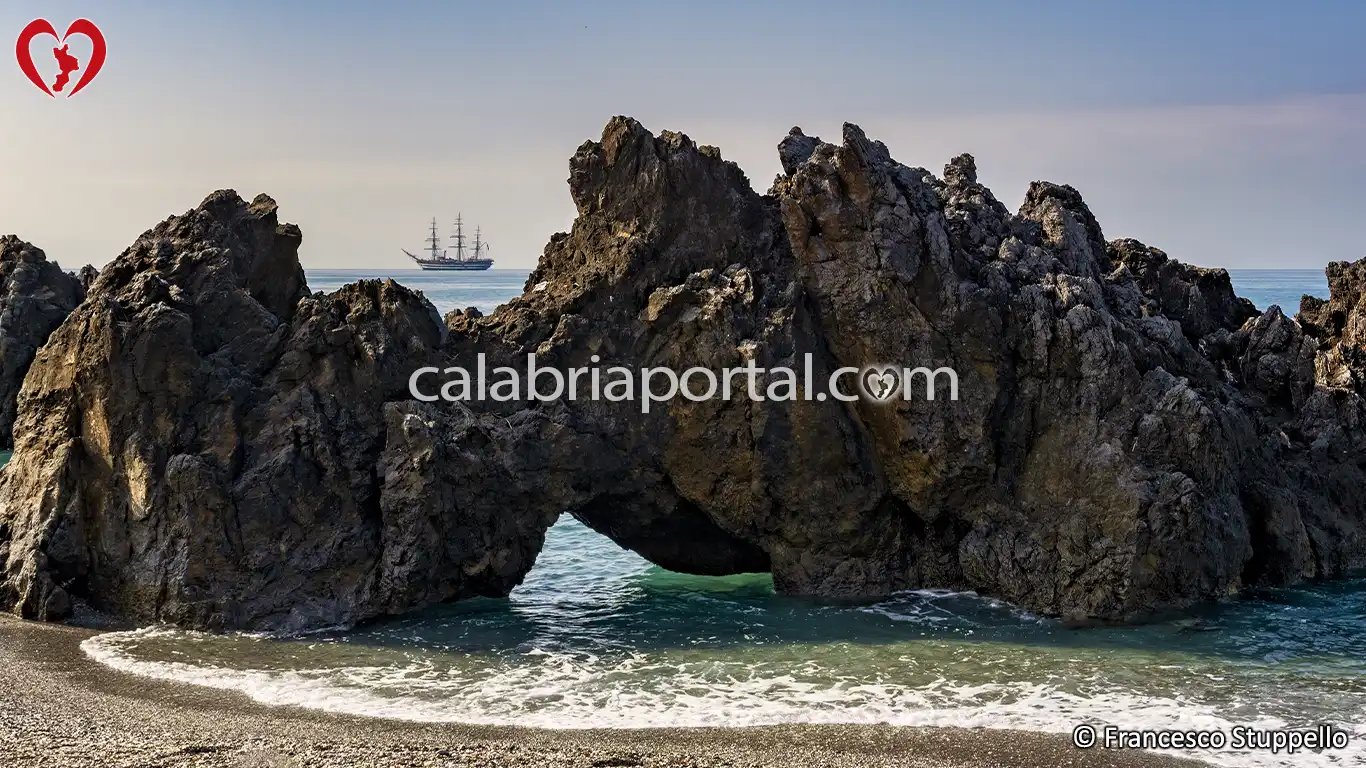 Spiaggia e Scogli dell'Ajnella a Scalea: mare e turismo