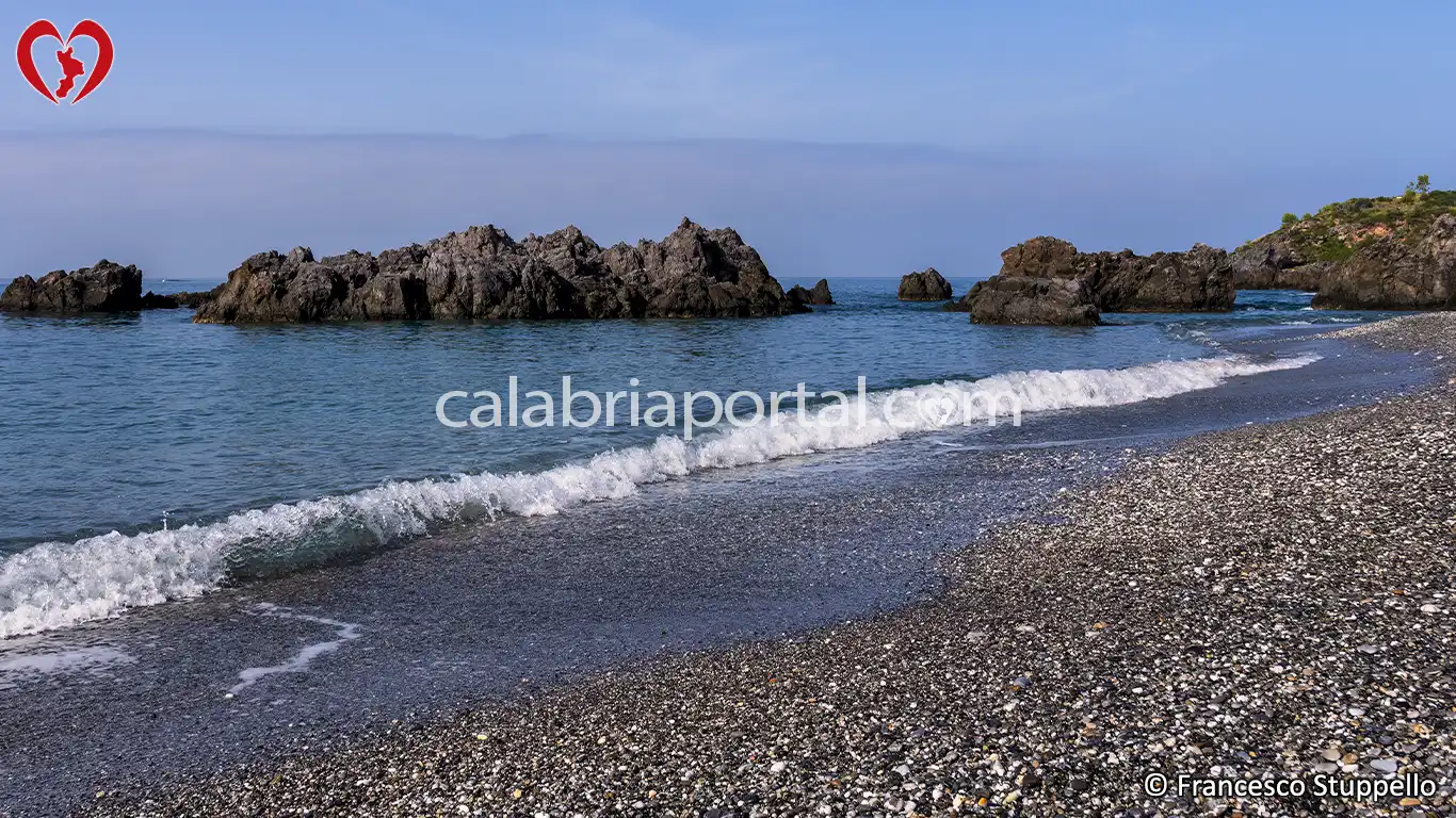 Spiaggia e Scogli dell'Ajnella a Scalea: mare e turismo