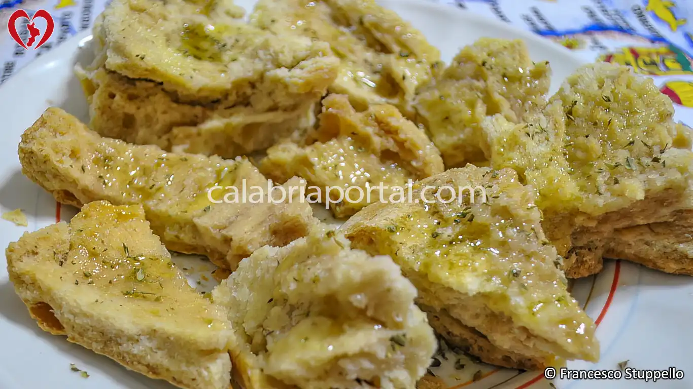 Pane Duro Condito alla Calabrese: la ricetta originale
