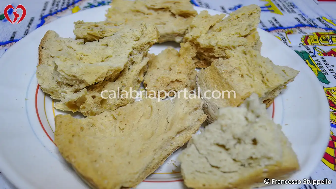 Pane Duro Condito alla Calabrese: la ricetta originale