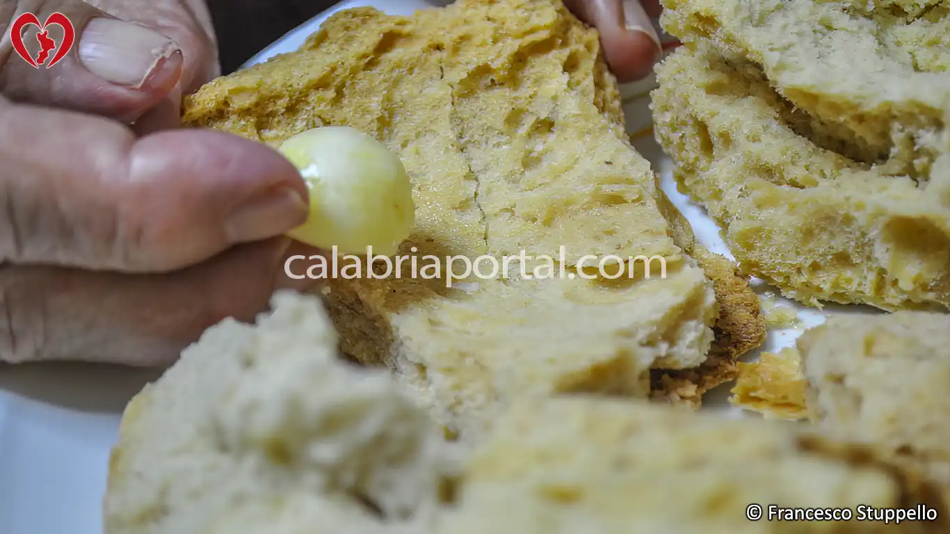 Pane Duro Condito alla Calabrese: la ricetta originale