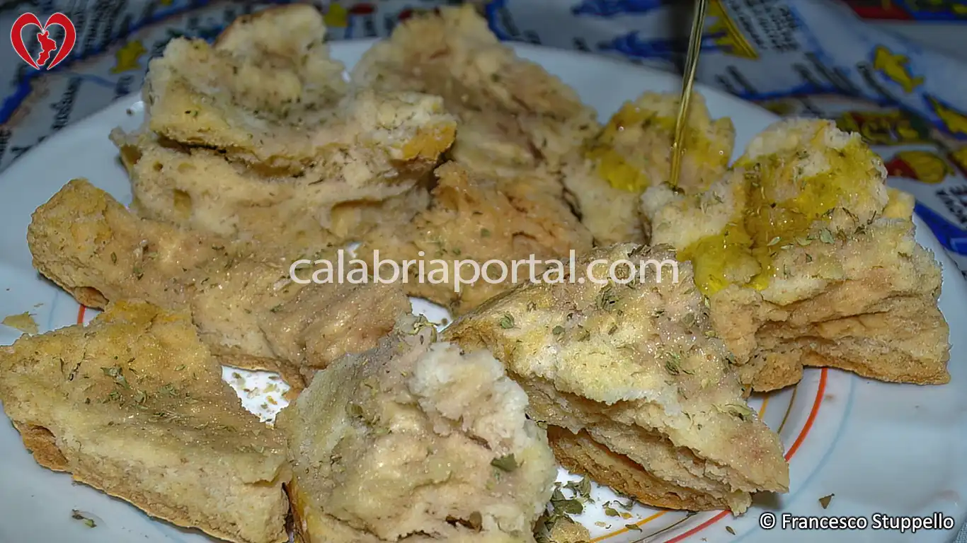 Pane Duro Condito alla Calabrese: la ricetta originale