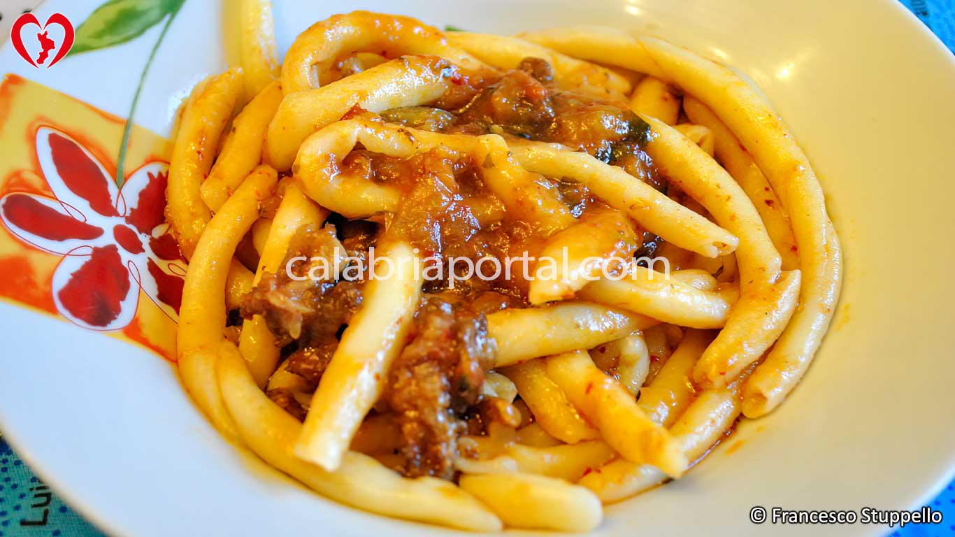 Fusilli alla Nnuglia alla Calabrese: la ricetta originale