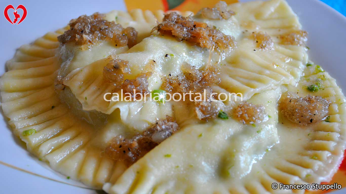 Ravioli con Broccoli Rapa e Ciccioli: la ricetta calabrese