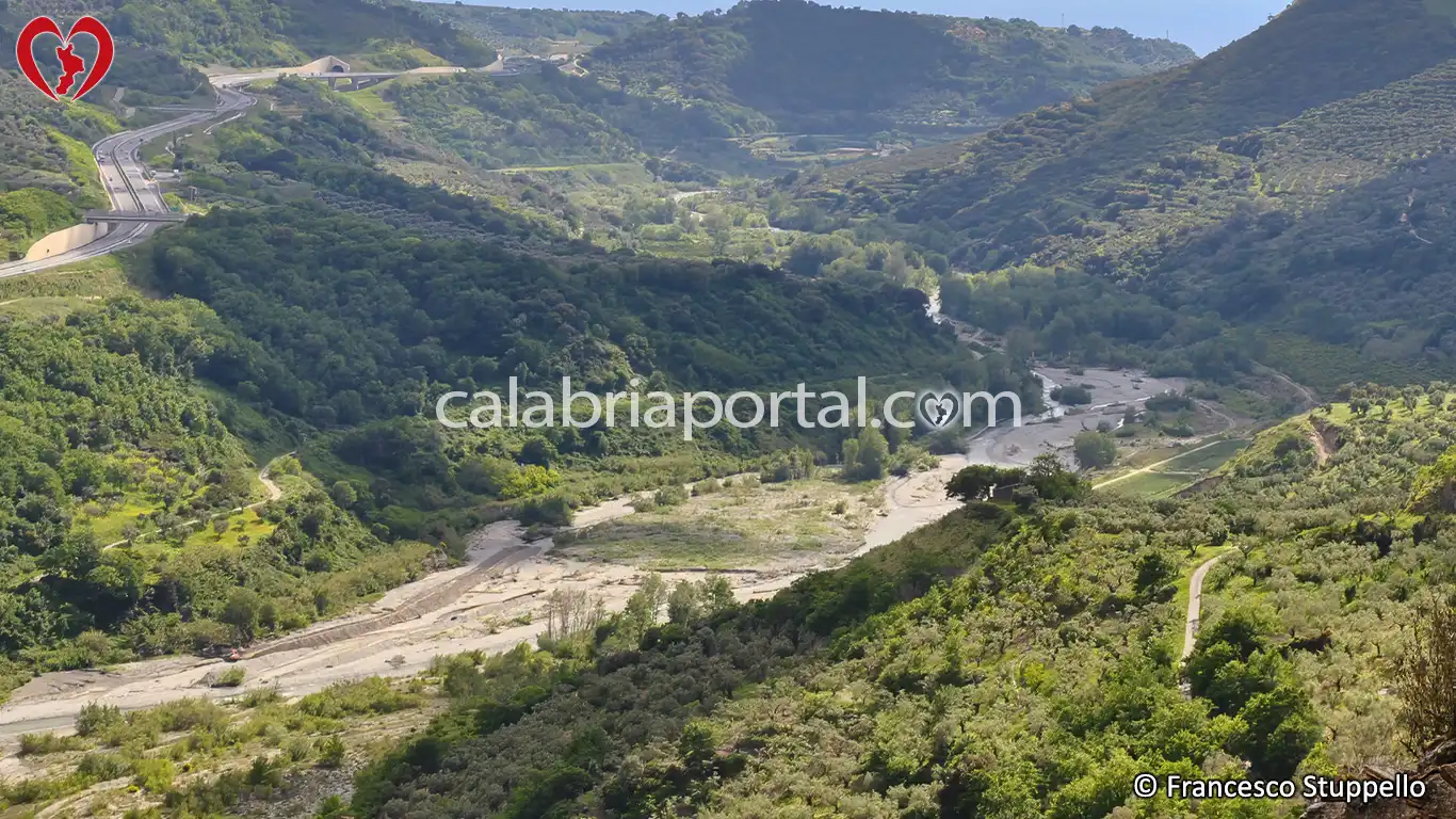 Fiume Savuto (Calabria): antichi ponti e natura mediterranea